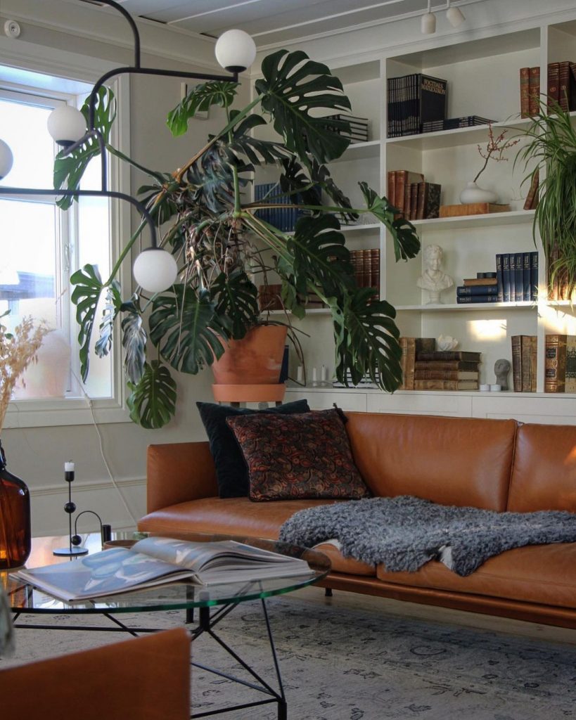 An interior with eye-catching wallpapers and signs of patina – Focal Point